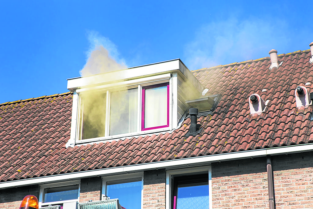 Veel rook bij zolderbrand - Jutter | Hofgeest