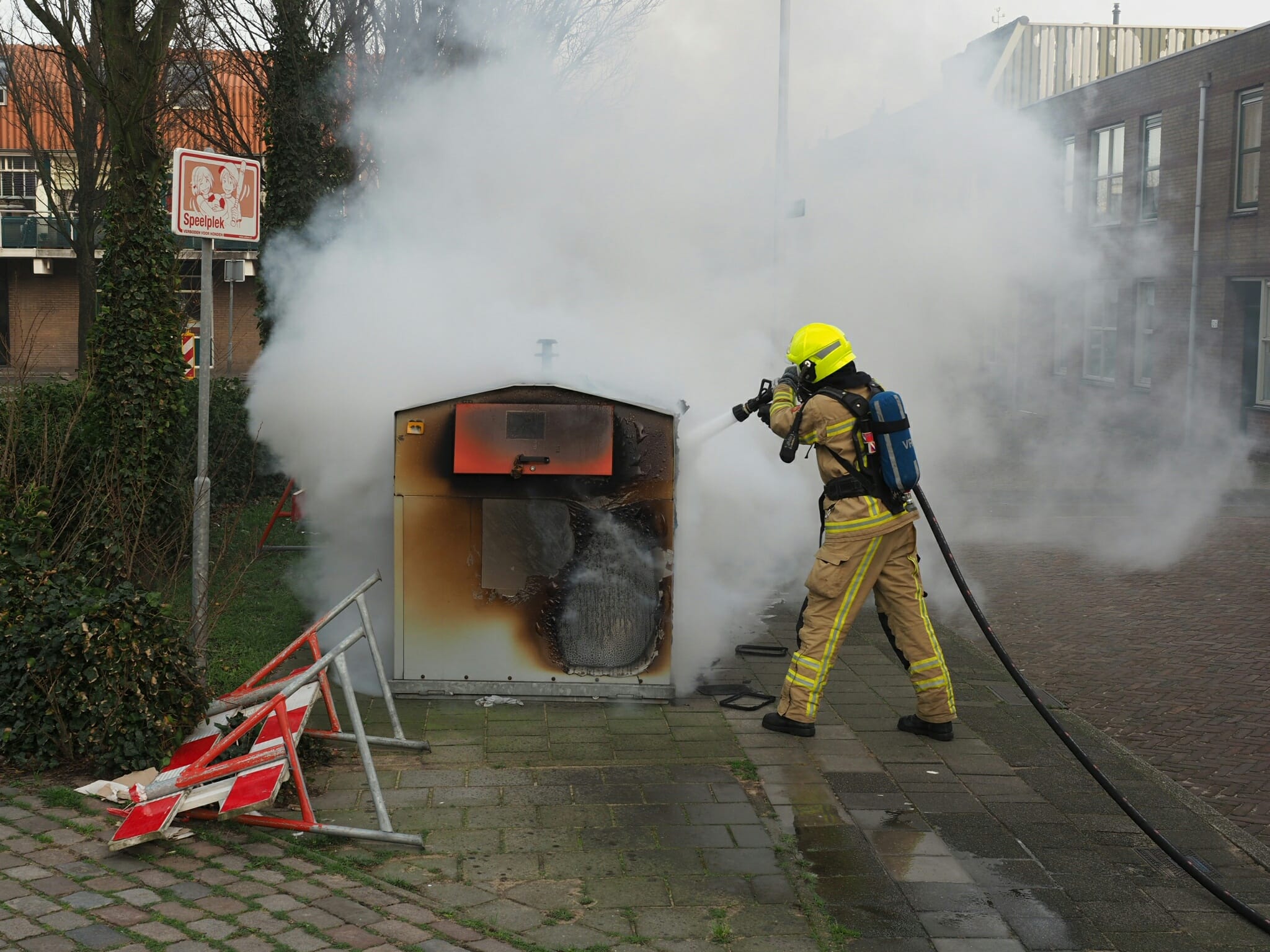 Dikke rook door brandende vuilcontainers - Jutter | Hofgeest