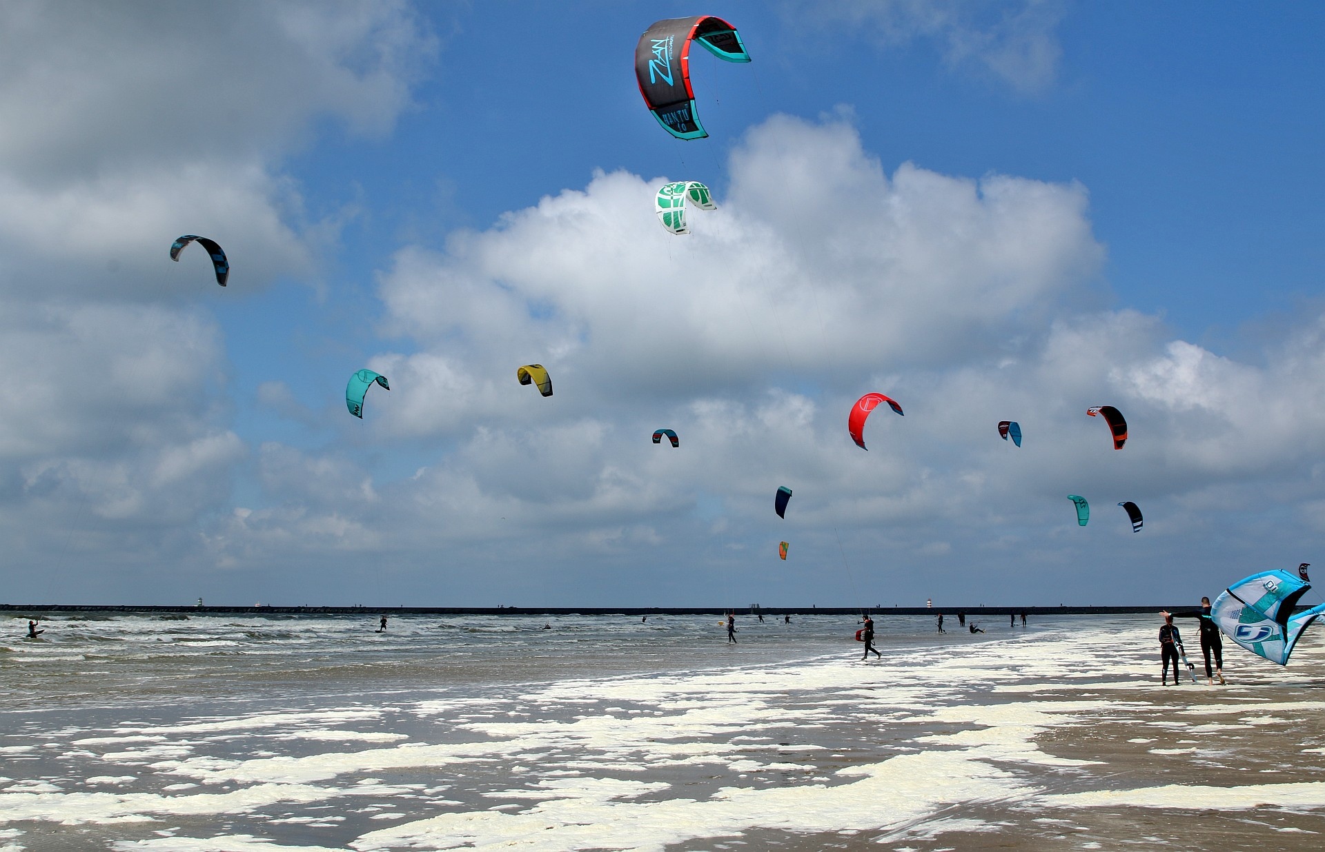 Kitesurfers, kwallen en algenschuim - Jutter | Hofgeest