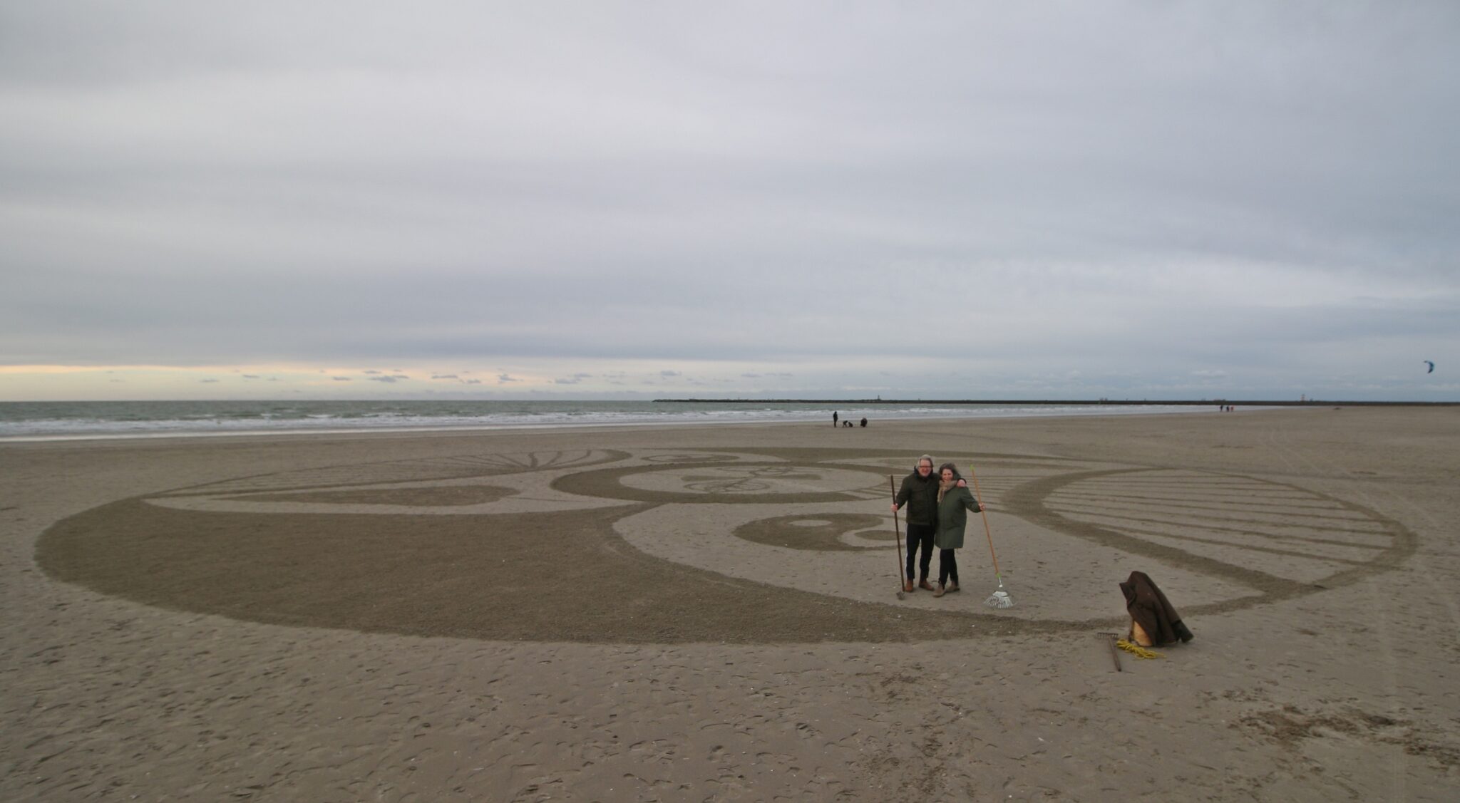 Typisch IJmuiden: een zandmandala op ons strand - Jutter | Hofgeest
