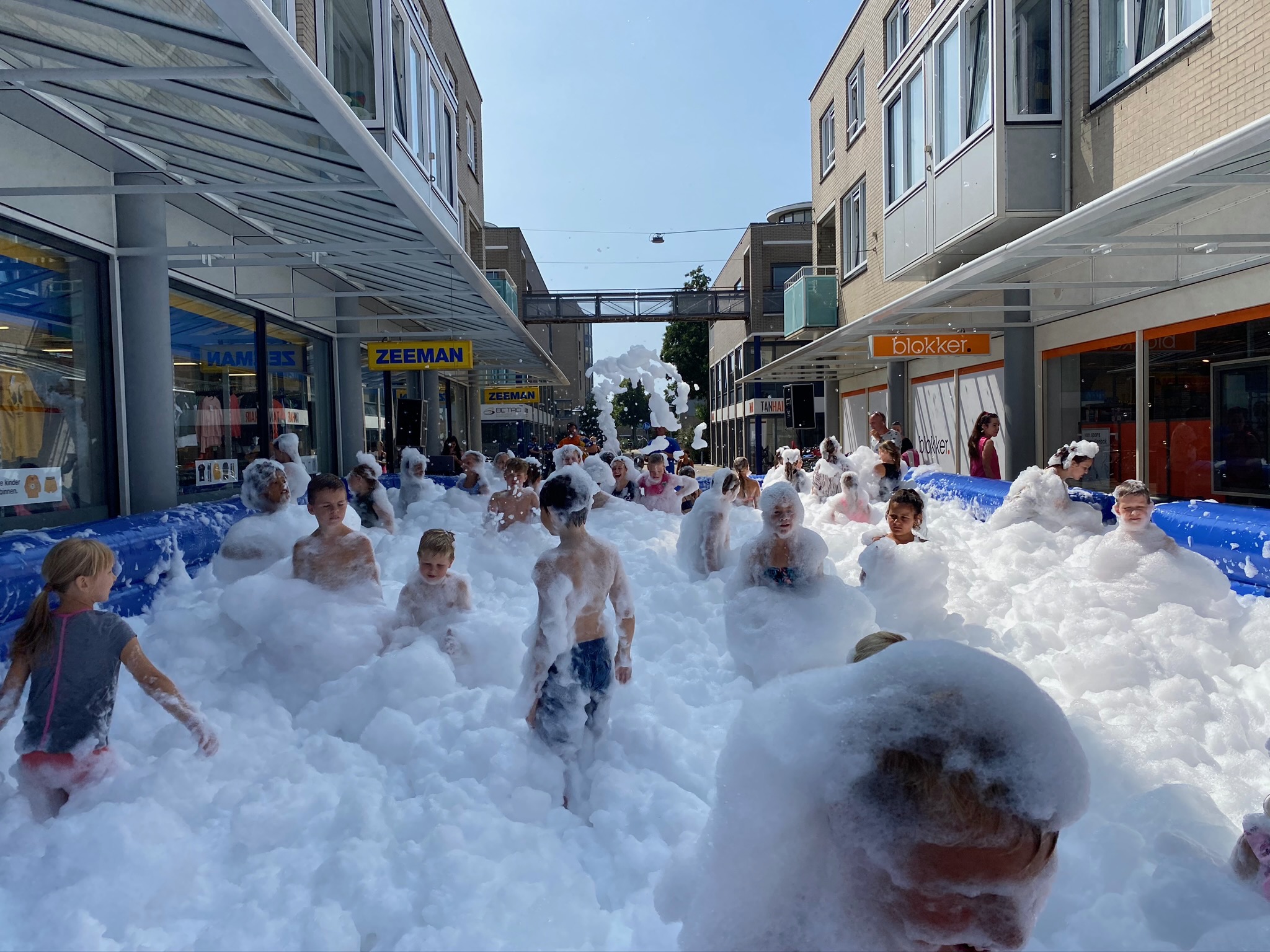 Weer een Super Schuimparty in winkelcentrum Velserbroek - Jutter | Hofgeest