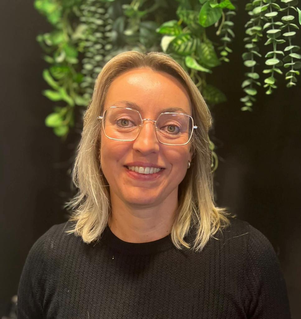 Sinterklaas brengt Mirjam bij Tjeerd Meinema Coiffures - Jutter | Hofgeest