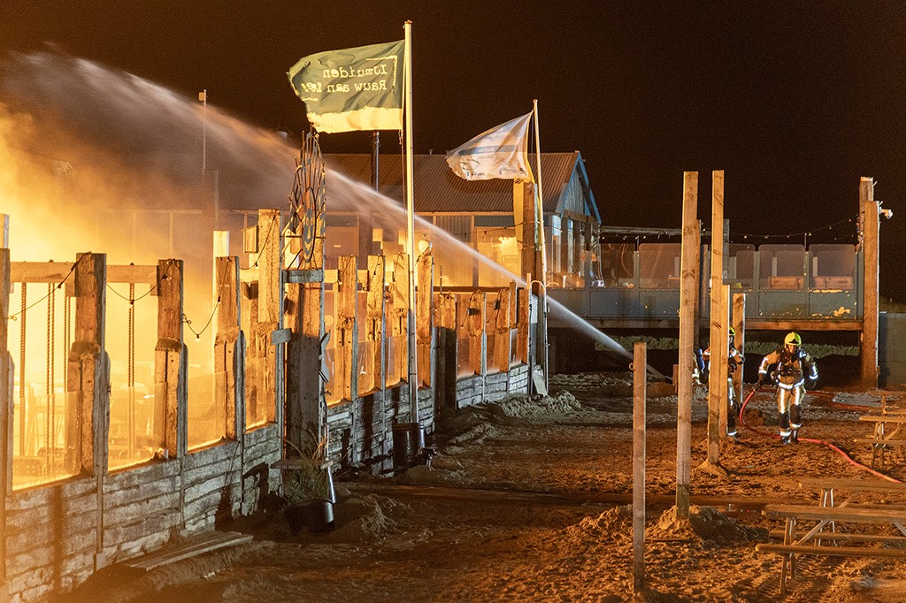 Grote brand verwoest strandtent Beach Inn - Jutter | Hofgeest