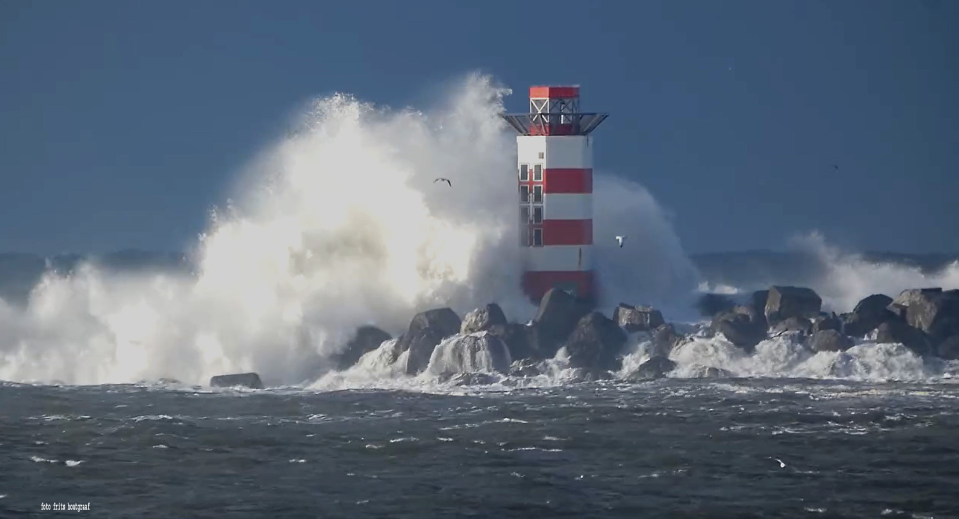 Woeste golven over de vuurtoren - Jutter | Hofgeest