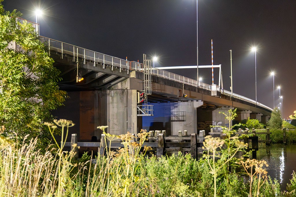 Jongeren springen van brug A9 bij Zijkanaal C - Jutter | Hofgeest