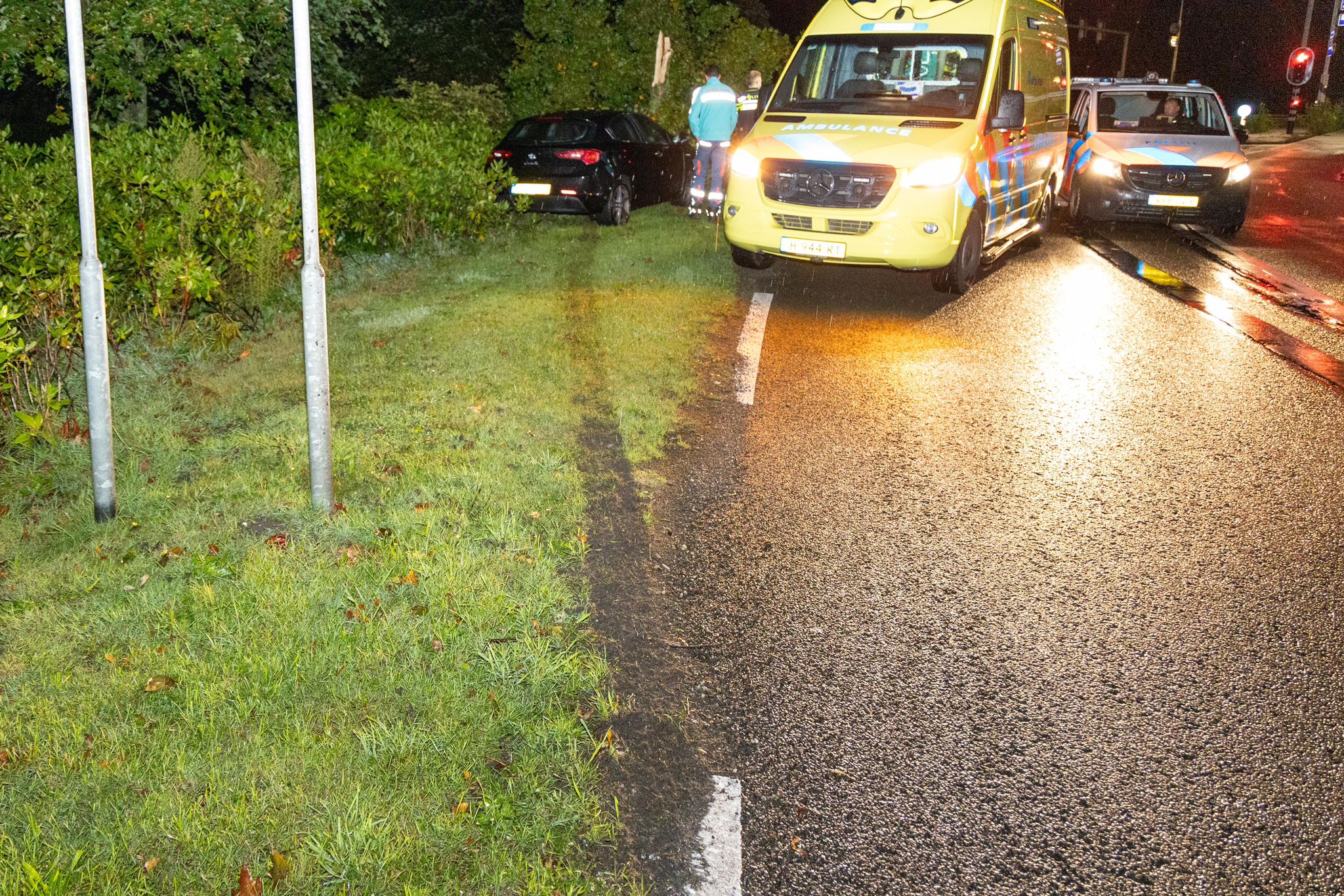 Auto knalt met hoge snelheid tegen boom - Jutter | Hofgeest