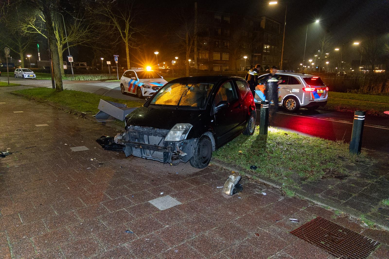 Automobilist vliegt uit de bocht en neemt de benen in Velserbroek ...