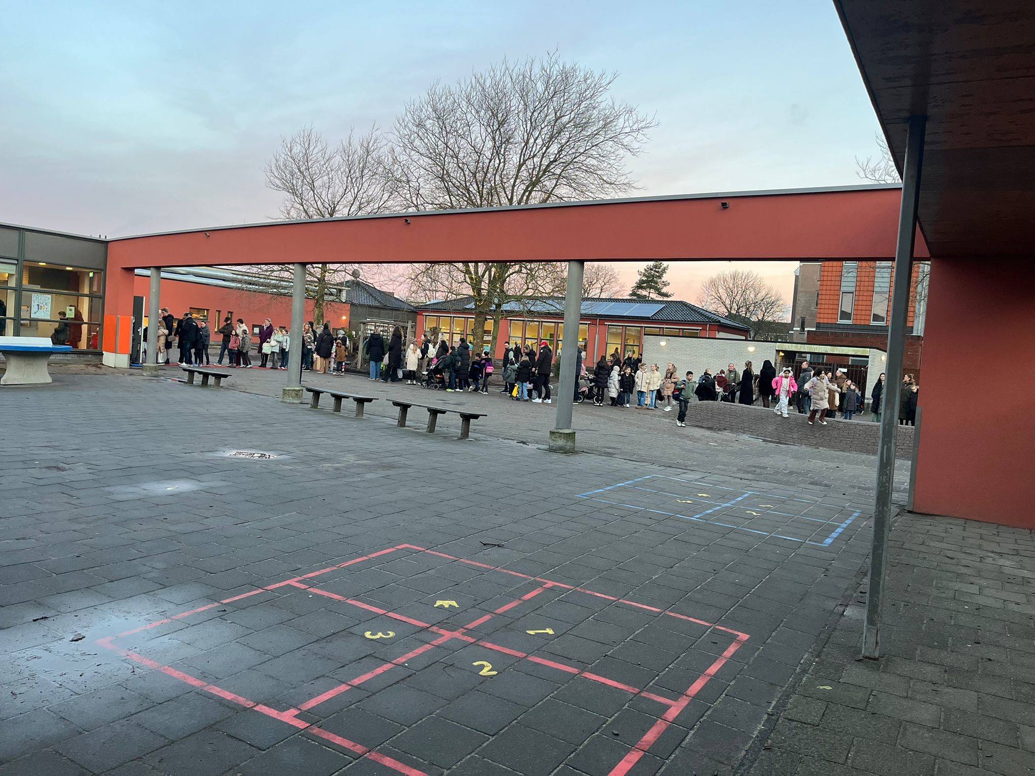 De Franciscusschool binnen via de rode loper - Jutter | Hofgeest