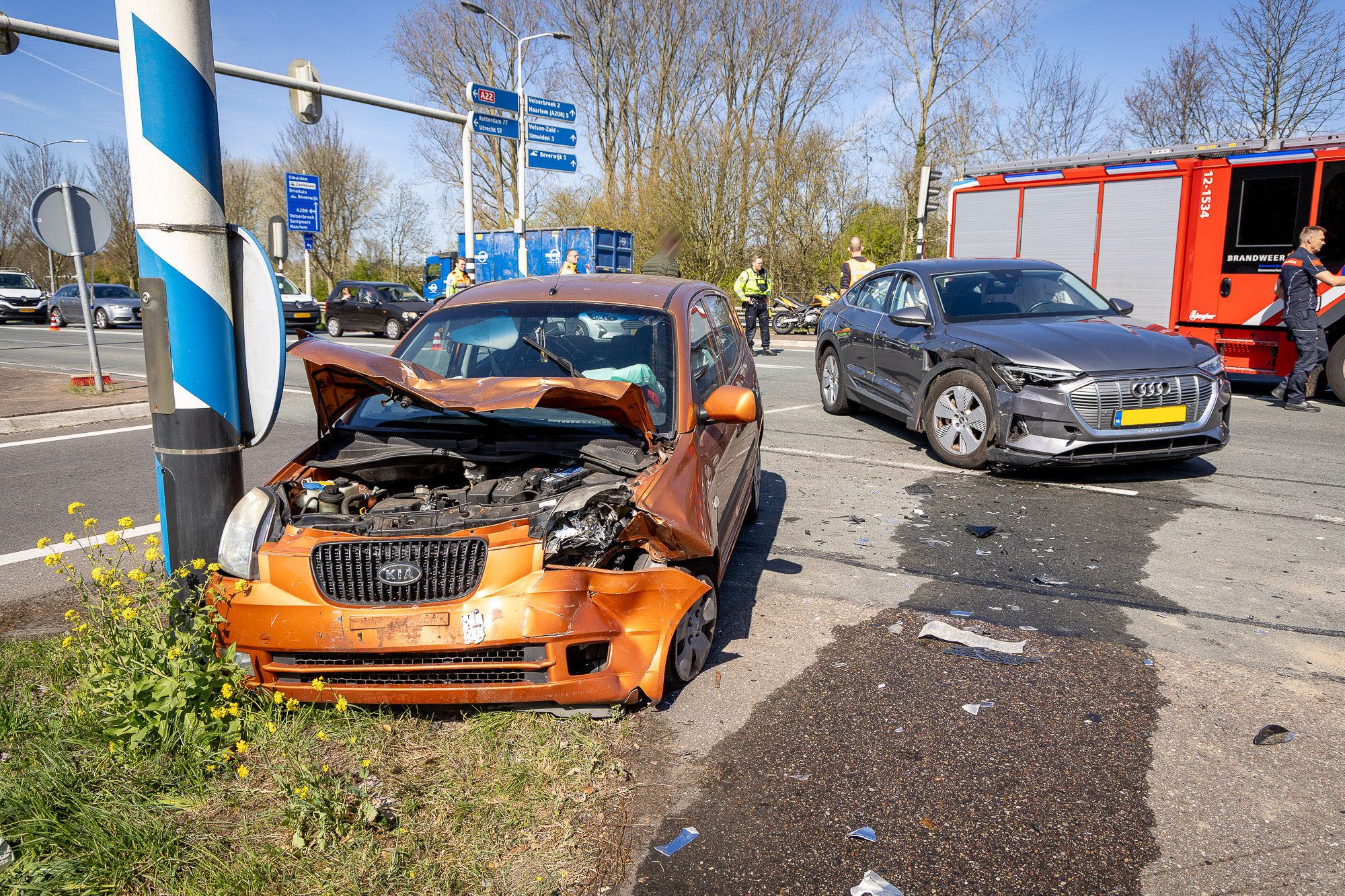 Harde aanrijding tussen twee auto's in Velsen-Zuid - Jutter | Hofgeest