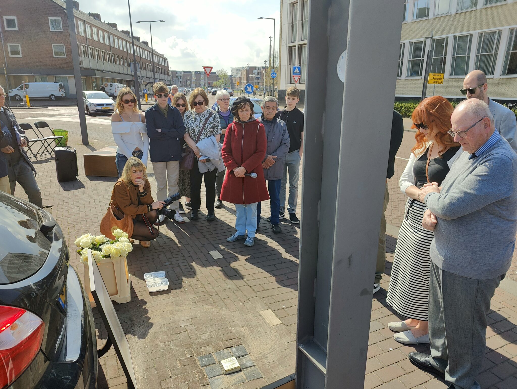 Struikelsteenlegging voor Louis Zwalf in IJmuiden - Jutter | Hofgeest