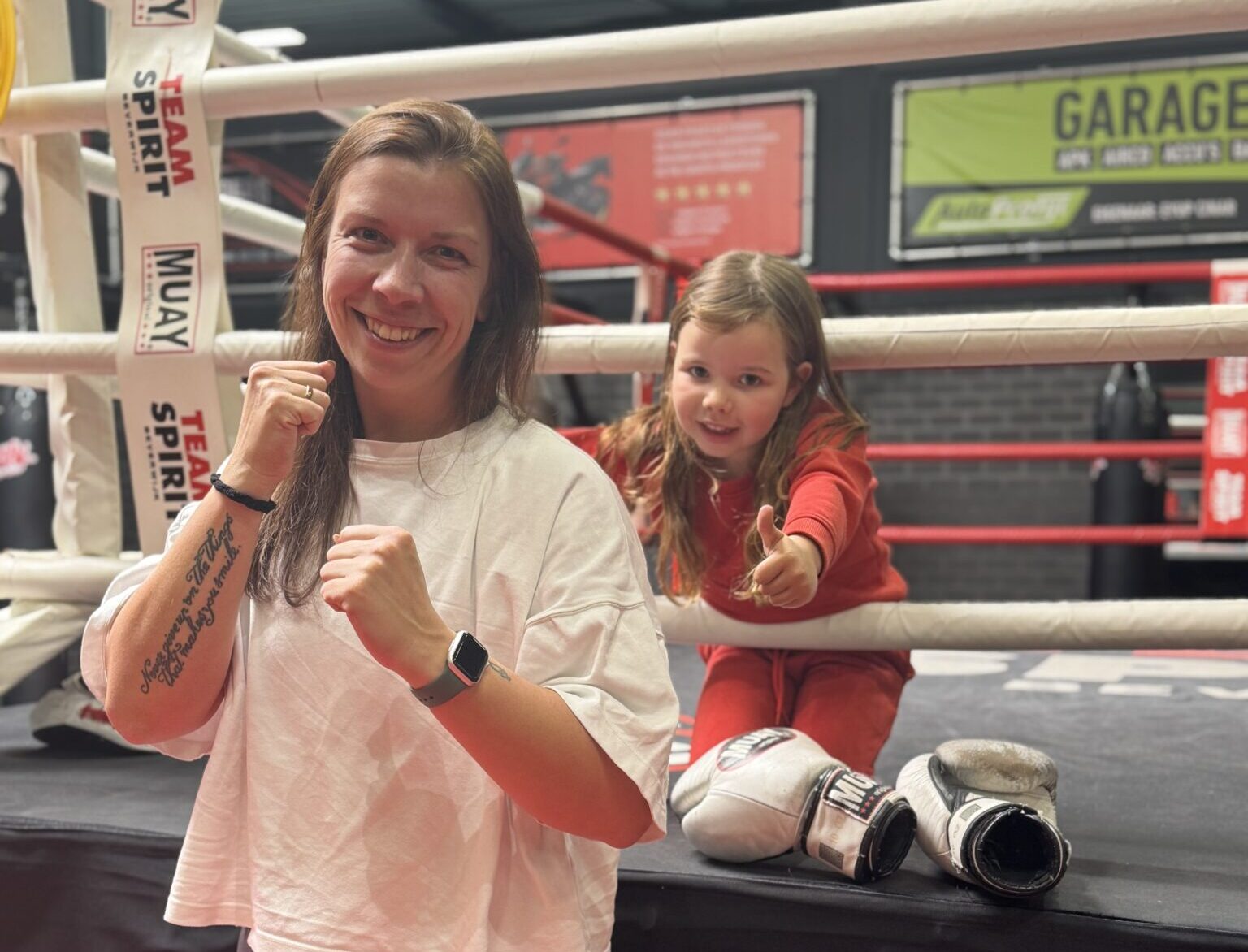 Van bureaustoel naar boksring: IJmuidense Kimberly Gergis neemt deel ...