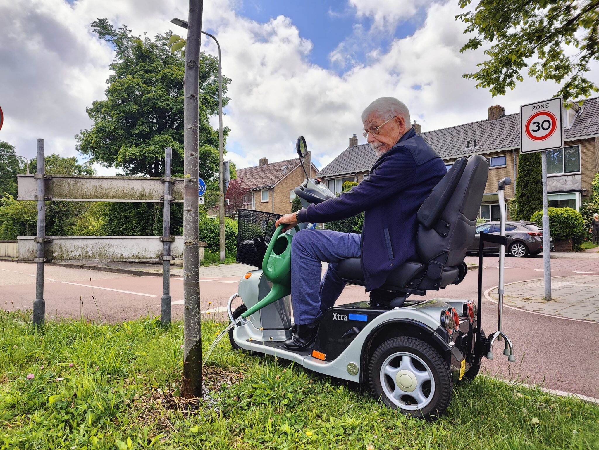Jan Groot redt het leven van een jong boompje in Driehuis - Jutter ...