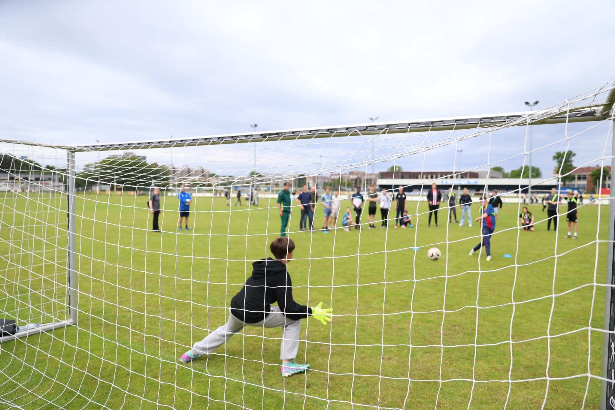 Zinderend voetbalfeest tijdens 5e editie Simon de Hoog-voetbaltoernooi - Jutter | Hofgeest