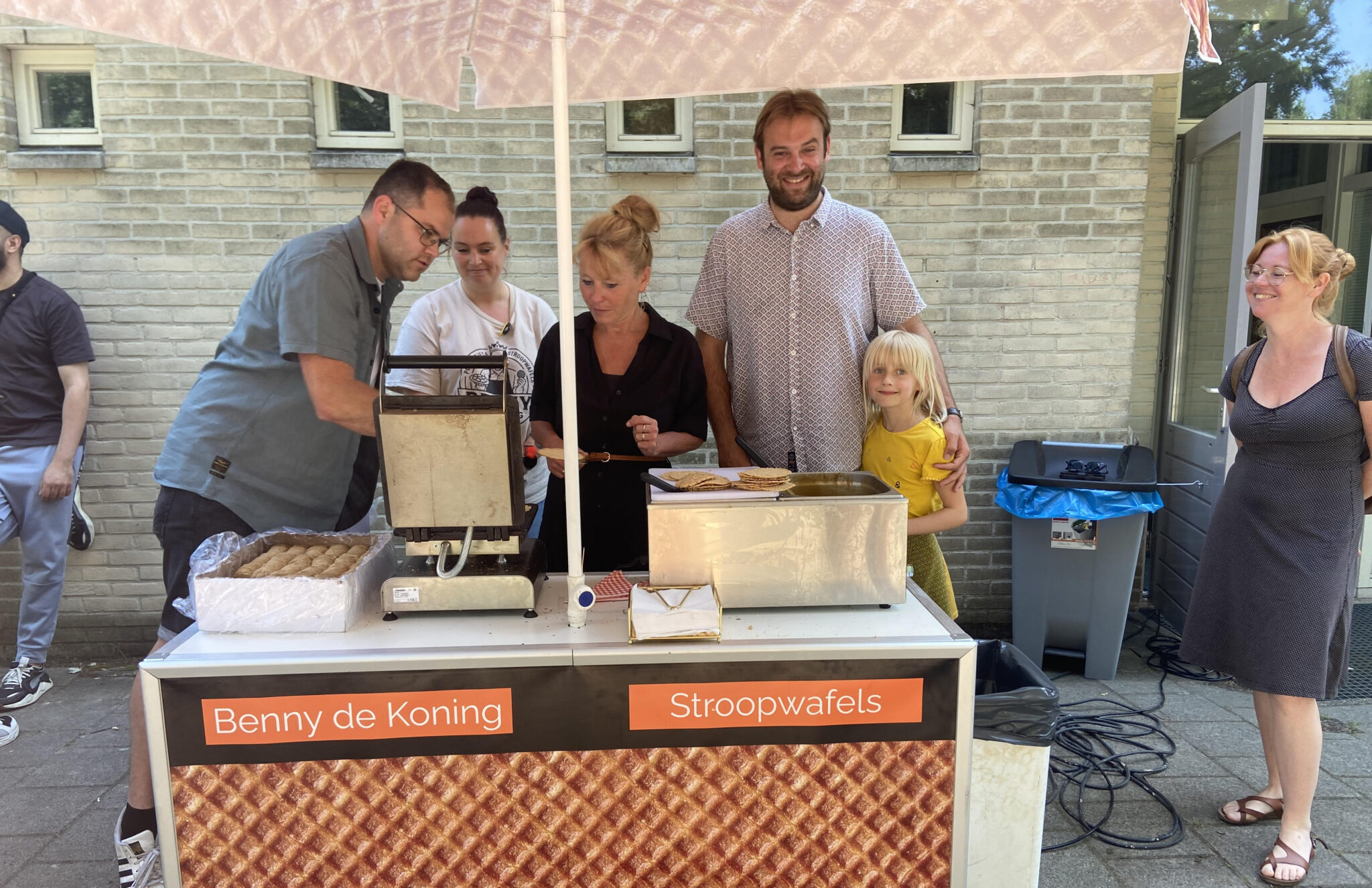 Warme Hollandse stroopwafels en poffertjes op snikhete Wereldvluchtelingendag - Jutter | Hofgeest