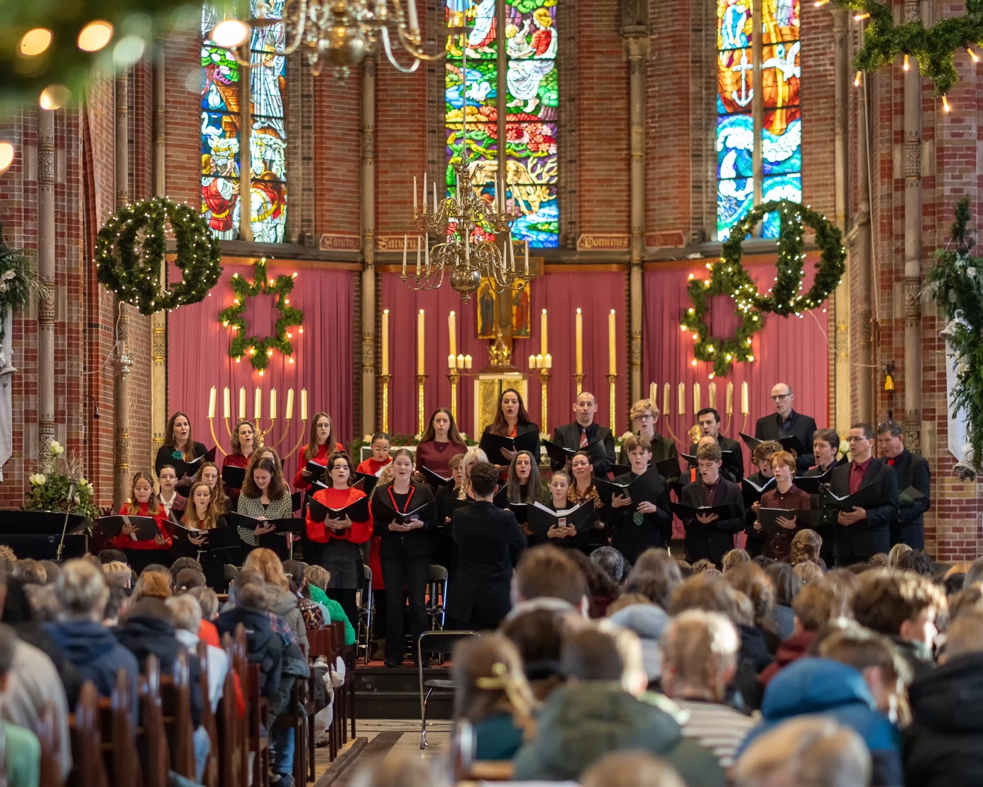 Kerstviering Ichthus Lyceum in Engelmunduskerk Driehuis - Jutter | Hofgeest